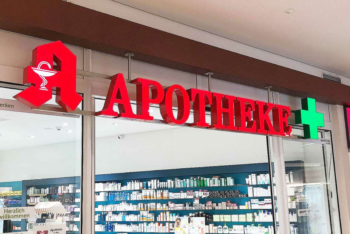 Leuchtreklame für Apotheken, vom Profi gefertigt und montiert.